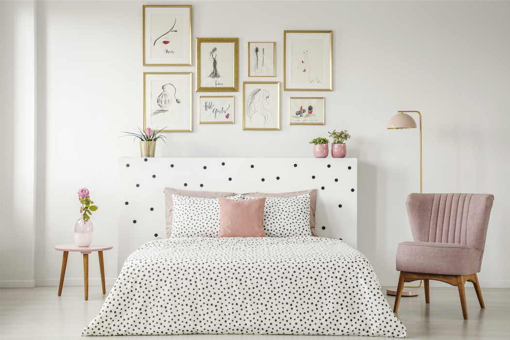 【額縁の飾り方】視線の高さと額縁を飾る位置。 - 額縁や額装なら創業92年の老舗安井商店｜東京・上野のフレーム専門店