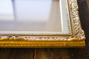 【額縁の素材】フレームやカバーに使われる素材と、選び方のポイントを解説 - 額縁や額装なら創業92年の老舗安井商店｜東京・上野のフレーム専門店